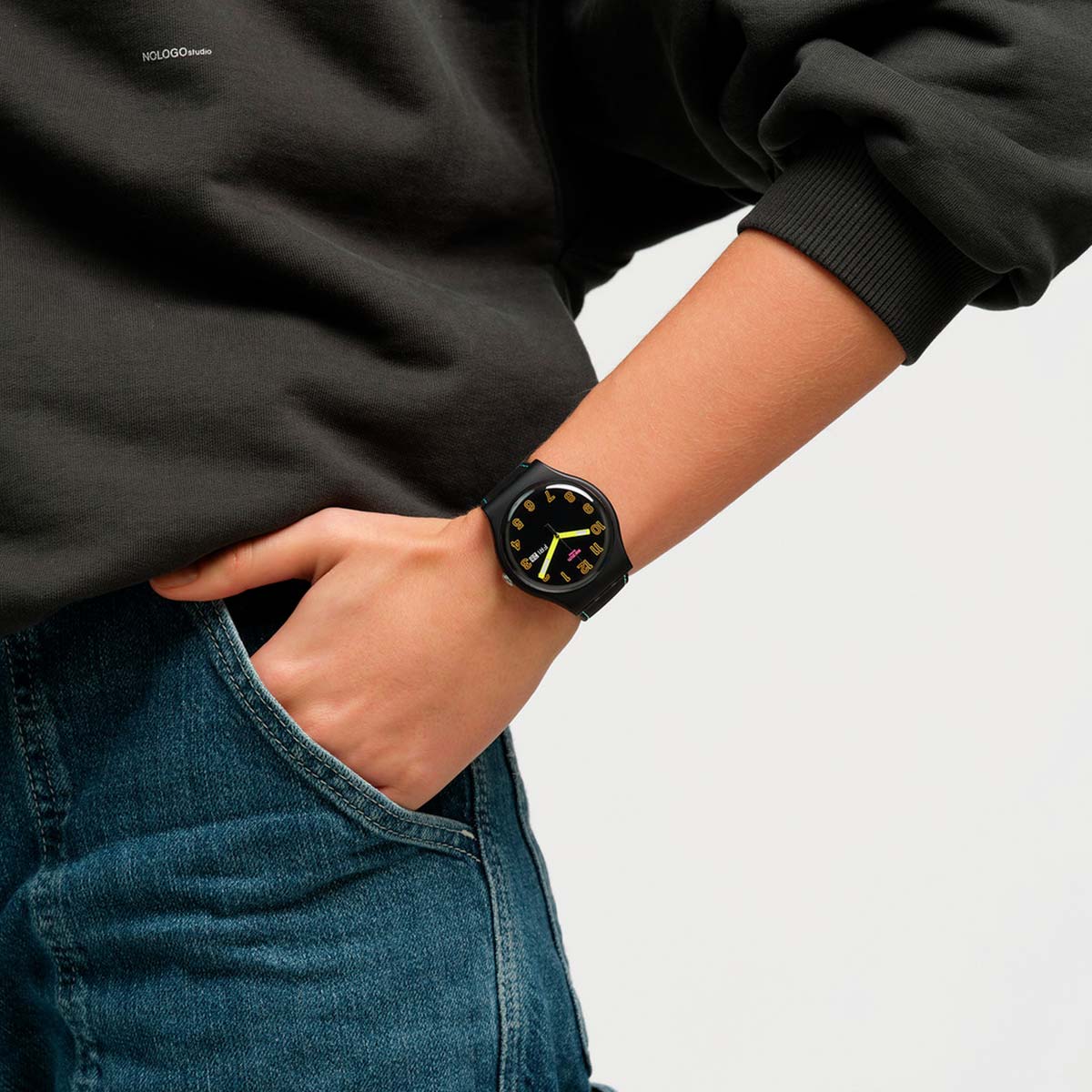 Reloj Swatch Dark Glow de silicona